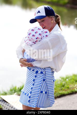 Meredith Scudder, Ehefrau von Scottie Scheffler (links), bettet ihren ...