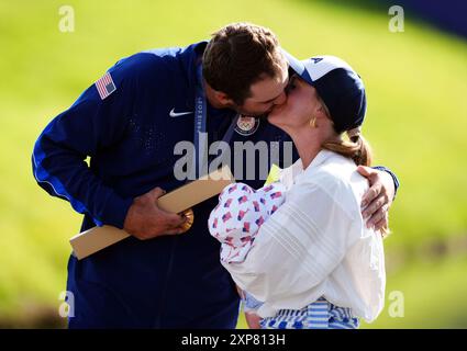 Meredith Scudder, Ehefrau von Scottie Scheffler (links), bettet ihren ...