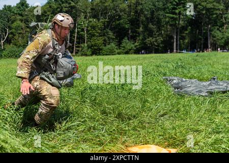 Team 24, Helmet 93 Leapfest ist eine vom National Guard Bureau ...