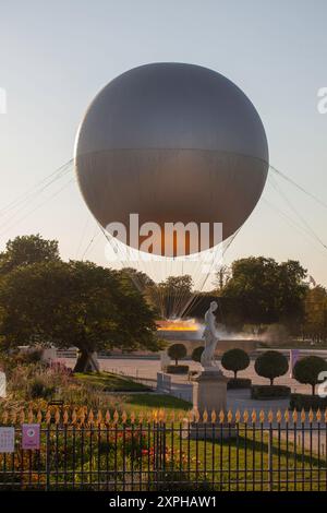 Wenn die Sonne über Paris untergeht, kommen viele neugierige Menschen ...