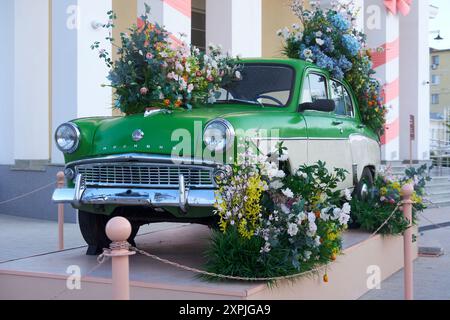 Alte Oldtimer Moskvich 407 auf der Straße stand Stockfotografie - Alamy