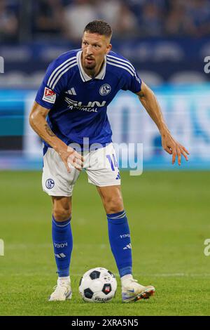Janik Bachmann (FC Schalke 04, #14) im Duell mit Daniel Rapp (VFR Aalen ...