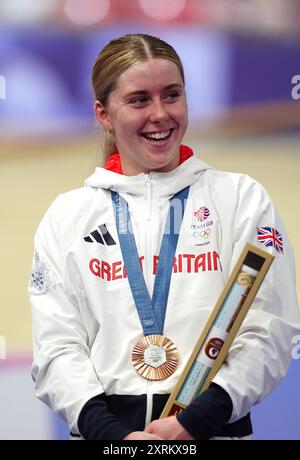 Die britische Emma Finucane mit ihrer Bronzemedaille nach dem Sprint ...