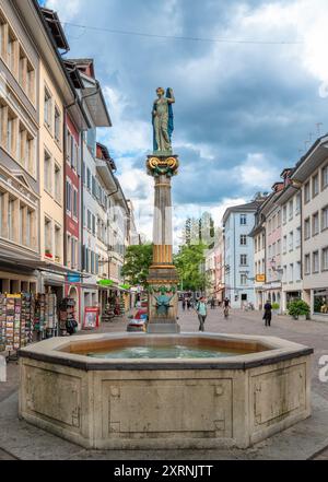 Winterthur, Schweiz - 1. Juli 2024: Altstadt von Winterthur - historische bunte Fassaden, Platz ...