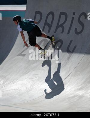 Paris, Frankreich, 7. August 2024. Keefer Wilson aus Australien wärmt ...