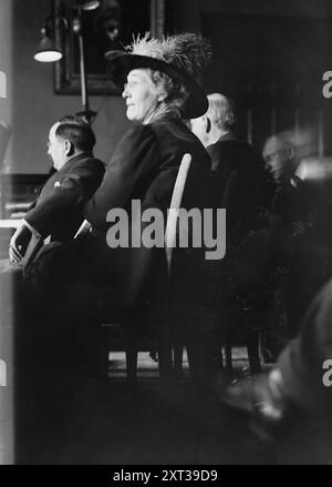 Dieses Bild zeigt Mrs. Helen M. Angle mit Leonard Blondel, aufgenommen ...