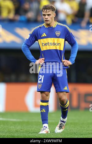 Der Mittelfeldspieler Ignacio Miramon (C) der Boca Juniors wärmt sich ...