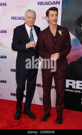 USA. Alex Sparrow and Jon Voight in Reagan ((c) Showbiz Direct) - ein ...