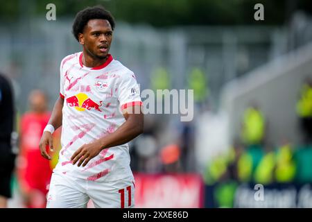 ESSEN, DEUTSCHLAND - 17. AUGUST: Lois Openda von RB Leipzig wird am 17 ...