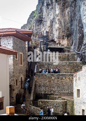 Sumela, Türkei - 5. Mai 2024: Tourist auf der Brücke im nassen Bergwald ...