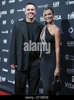 Jena Simms und Brooks Koepka gehen auf dem roten Teppich beim Toronto ...