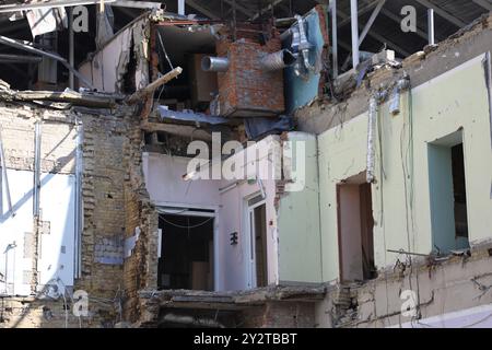 KIEW, UKRAINE - 10. SEPTEMBER 2024 - Ein medizinisches Fachpersonal ...