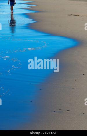 Barfuss unterwegs. Strandwanderer am Meer. Cavallino-Treporti Venetien ...