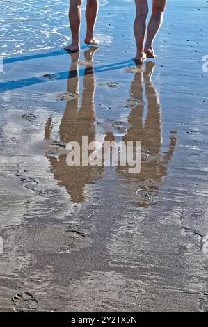 Barfuss unterwegs. Strandwanderer am Meer. Cavallino-Treporti Venetien ...