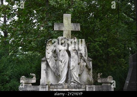 Figur Engel und Kreuz auf einem Grab auf dem Kölner Prominentenfriedhof ...