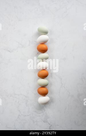 Blick von oben auf Hühner- und Enteneier Stockfotografie - Alamy