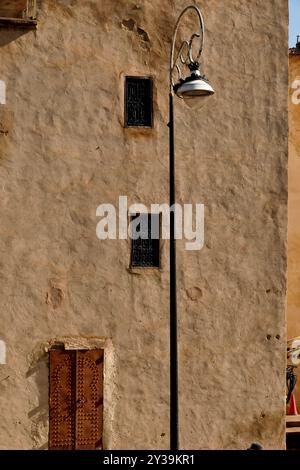 Fes ist eine der Königsstädte. Berühmt für die Gerbereien. Die alte ...