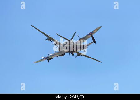 BBMF Lancaster und B-17 Sally-B treten auf der IWM Duxford Battle of ...