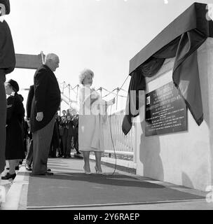 AM 27. APRIL 1962 INSPIZIERT DIE KÖNIGIN EINE EHRENWACHE DES DEVONSHIRE ...