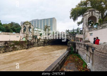 Überfluteter, voll gefüllter Fluss Wien Wienfluss, im Stadtpark Wien 01 ...