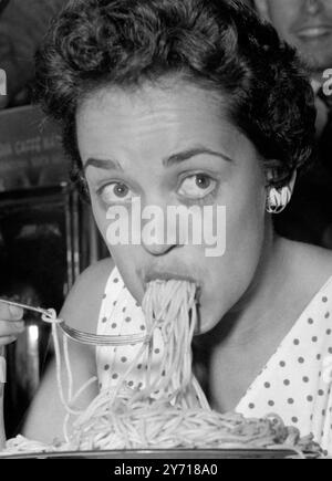 Frau der 1950s. Eine der Teilnehmerinnen des Schönheitswettbewerbs ist ...