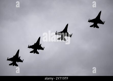 VOLKEL - F-16 Kampfflugzeuge kommen nach einer Abschiedstour auf der ...