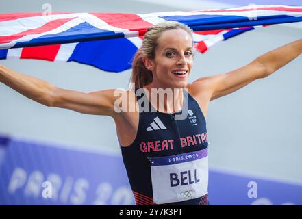 Georgia Bell feiert mit der Flagge ihres Landes in den 1500 Metern bei ...
