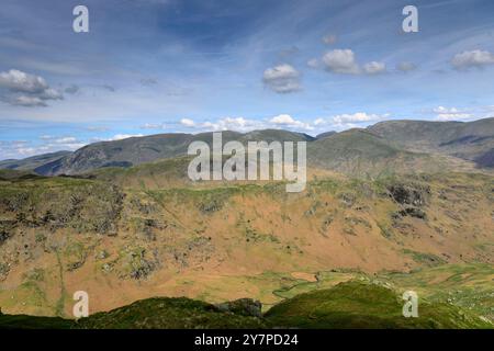 Blick über die Wythburn Fells bis zur Helvellyn Range, von Tarn Crag ...