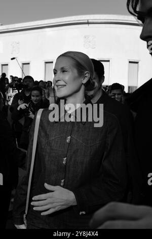 Kelly Rutherford trägt ein nüchternes Denim-Outfit, eine Jeansjacke/ein ...