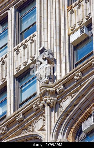 Grotesken schmücken die Fassade der Lafayette Hall, der NYU Residence ...