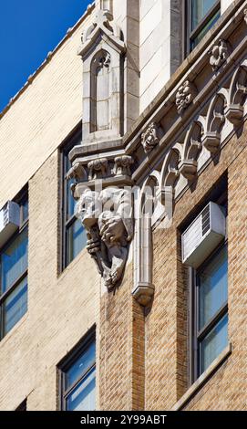 Grotesken schmücken die Fassade der Lafayette Hall, der NYU Residence ...