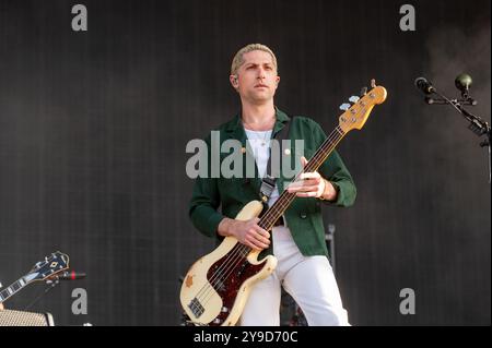 30. Juni 2024: Michael Shuman tritt mit Queens of the Stone Age beim ...