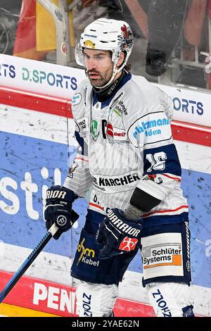 Hubert Labrie (Iserlohn Roosters, #16) spielt den Puk vor ihm Nicolas ...