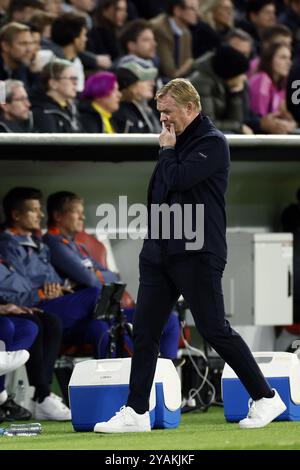 MUNCHEN - (l-r) Holland-Trainer Ronald Koeman, Mats Wieffer aus Holland ...