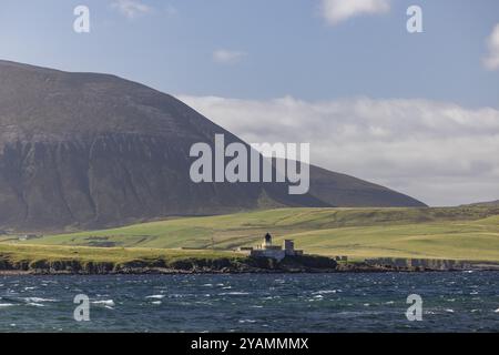 Blick über die Meerenge nach Graemsay mit Graemsay Low Lighthouse ...
