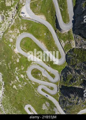 La Tremola, weltberühmte Serpentinenstraße durch das Val Tremolo ...