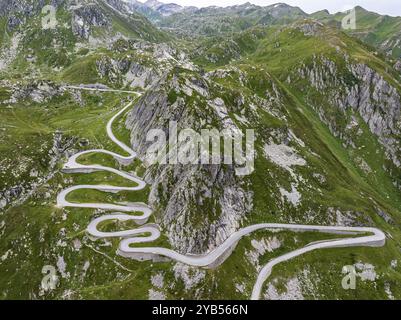 La Tremola, weltberühmte Serpentinenstraße durch das Val Tremolo ...