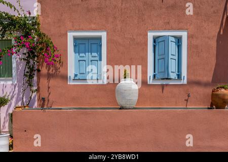 Ein bezauberndes Haus mit rosafarbenen Wänden in Assos, Kefalonia. Die ...