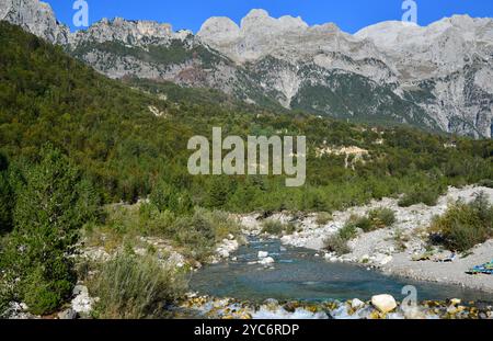 Das Dorf Theth in Albanien ist der höchste Punkt der albanischen Alpen ...