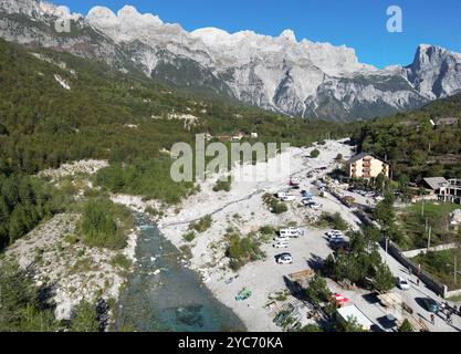 Das Dorf Theth in Albanien ist der höchste Punkt der albanischen Alpen ...