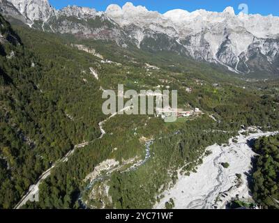 Das Dorf Theth in Albanien ist der höchste Punkt der albanischen Alpen ...