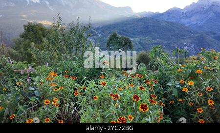 Das Dorf Theth in Albanien ist der höchste Punkt der albanischen Alpen ...