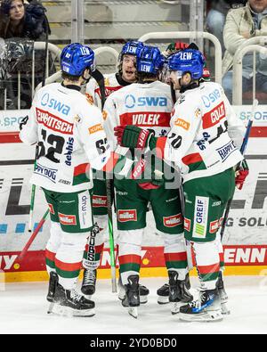 Riley McCourt (Augsburger Panther, #72) bringt hier Maximilian Kastner ...