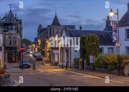Abendliche Atmosphäre in der Hauptallee, High Street, Dunblane ...