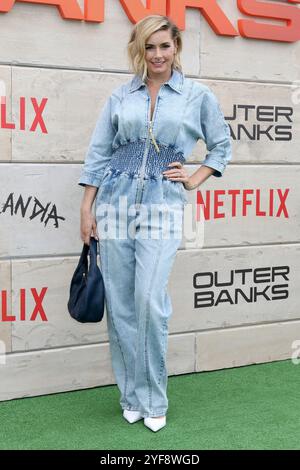 Brianna Brown bei Arrivals für POGUELANDIA Netflix und Outer Banks Immersive Fan and Music ...