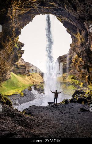 Blick hinter den Kvernufoss-Wasserfall in Island mit einem versteckten ...
