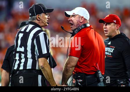 2. November 2024: Jeffrey Brohm, Cheftrainer von Louisville, spricht ...