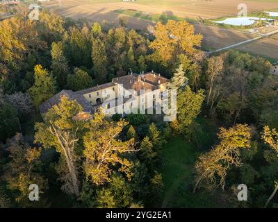 Blick aus der Vogelperspektive auf die Villa sant'agata, das Haus von ...