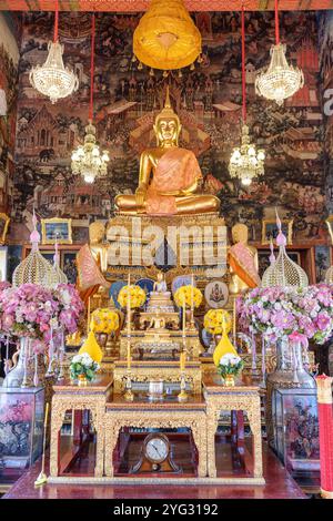 Buddha-Statue in der Ordinationshalle des Buddhapadipa-Tempels mit ...