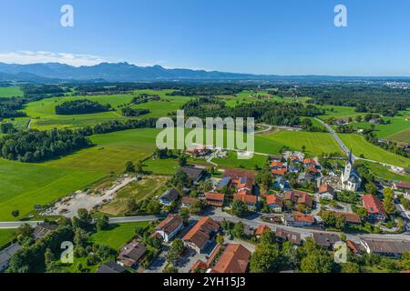 Blick auf Riedering am Simssee im Chiemgau bei Rosenheim im Vorland der ...